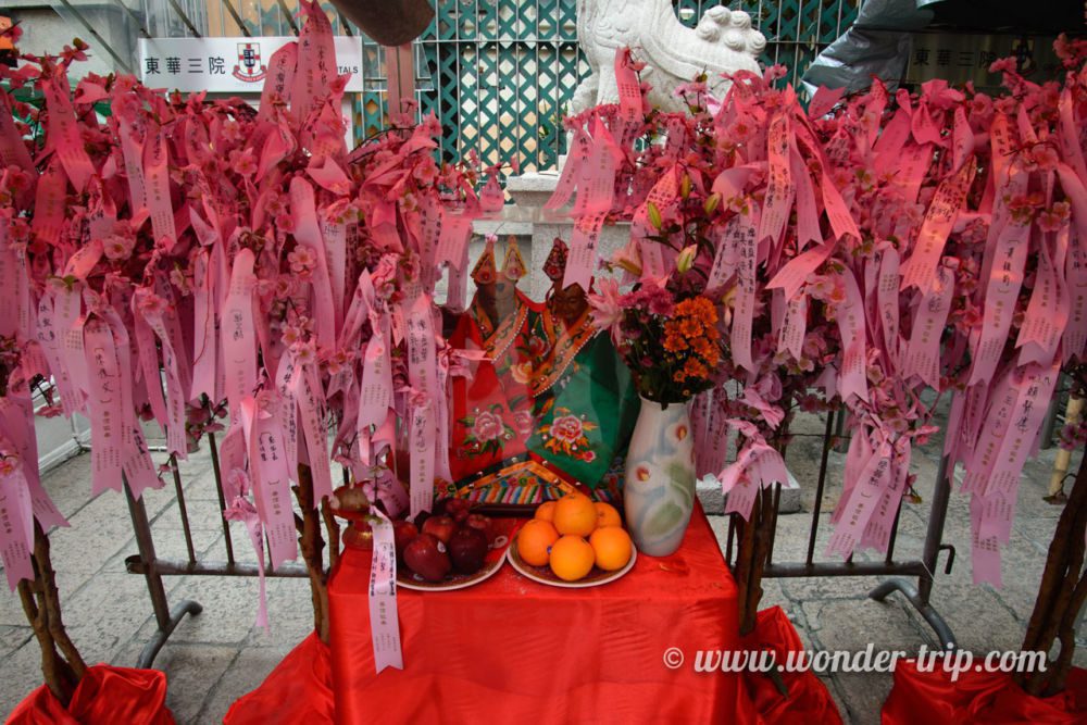 Le temple Man Mo : Immersion dans la religion bouddhiste